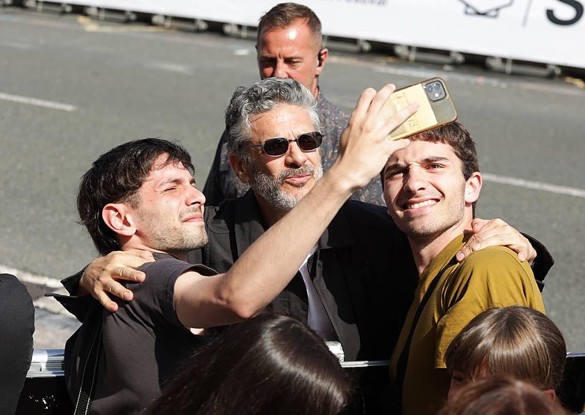 Llegadas de este domingo al Zinemaldia: Álvaro Morte y Macarena García ya están en Donostia | El ...